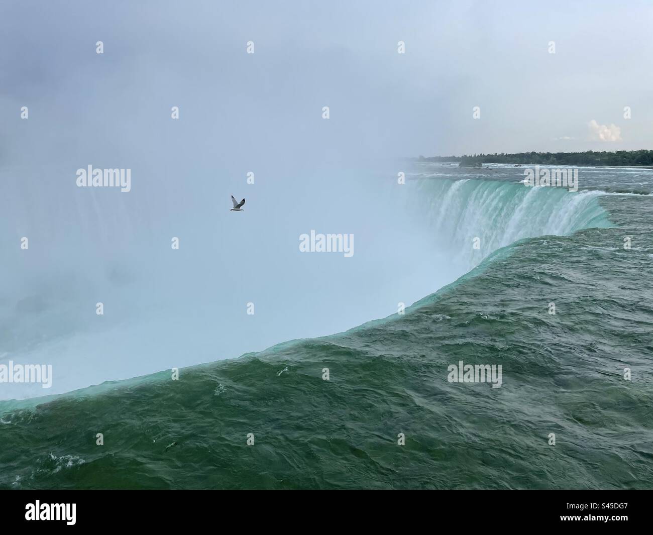 Edge of niagara falls hi-res stock photography and images - Alamy