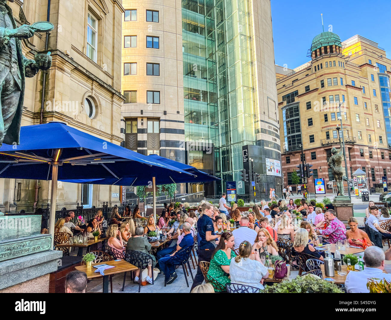 Busy city centre food hi-res stock photography and images - Alamy