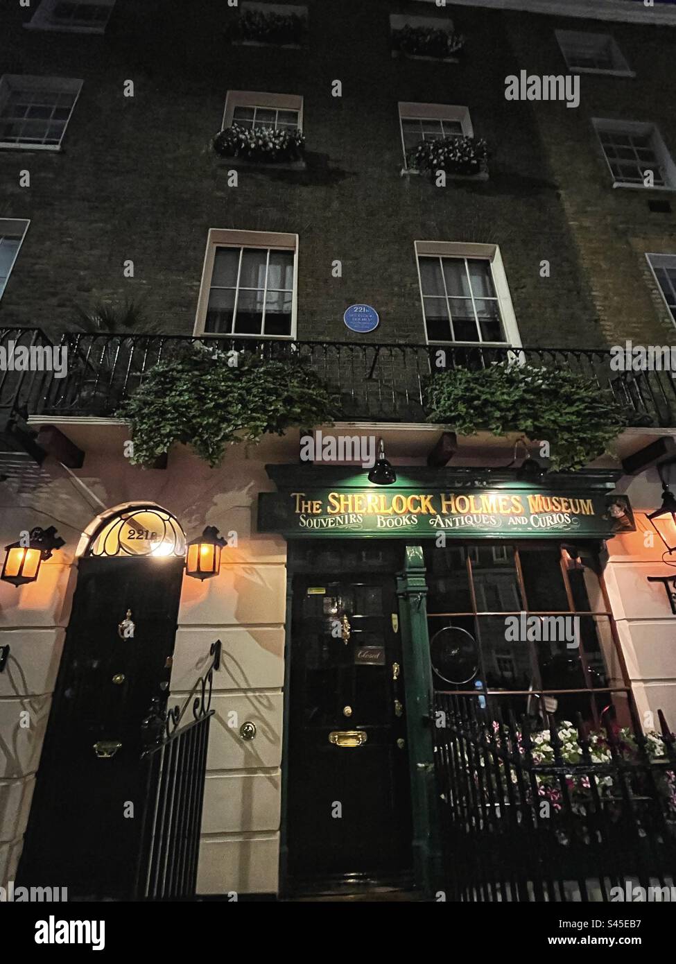 The Sherlock Holmes Museum bears the famous address 221B Baker Street ...