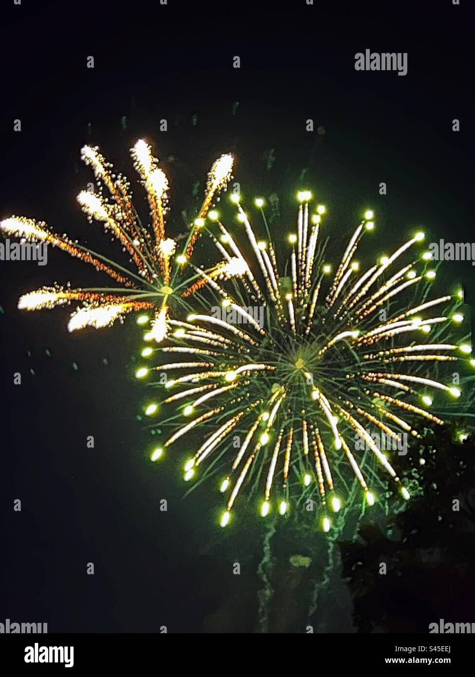 Green and yellow fireworks hi-res stock photography and images - Alamy
