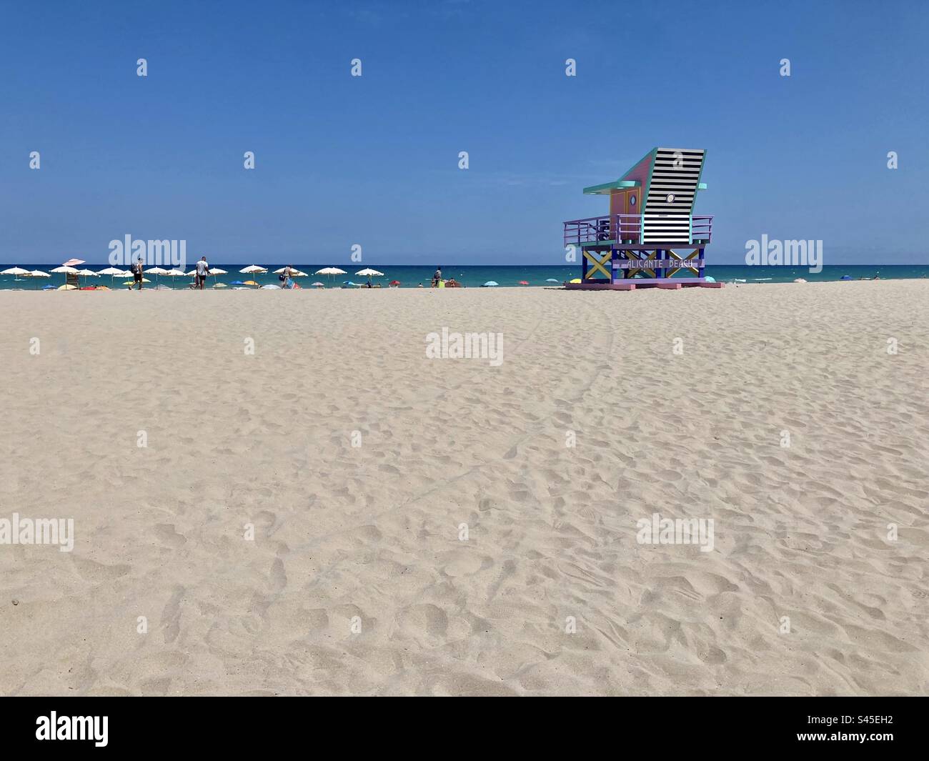 Lifeguard station on playa hi-res stock photography and images - Alamy