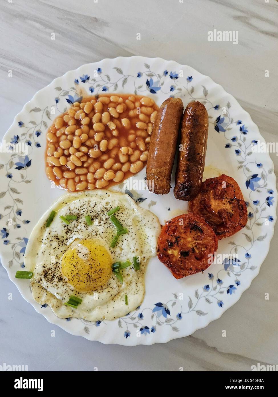 A colorful photo of an English breakfast served on a nice plate ...