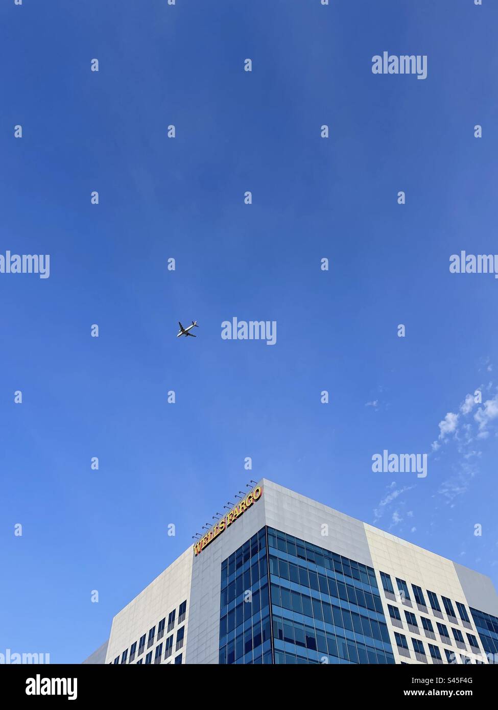 Plane over building hi-res stock photography and images - Alamy