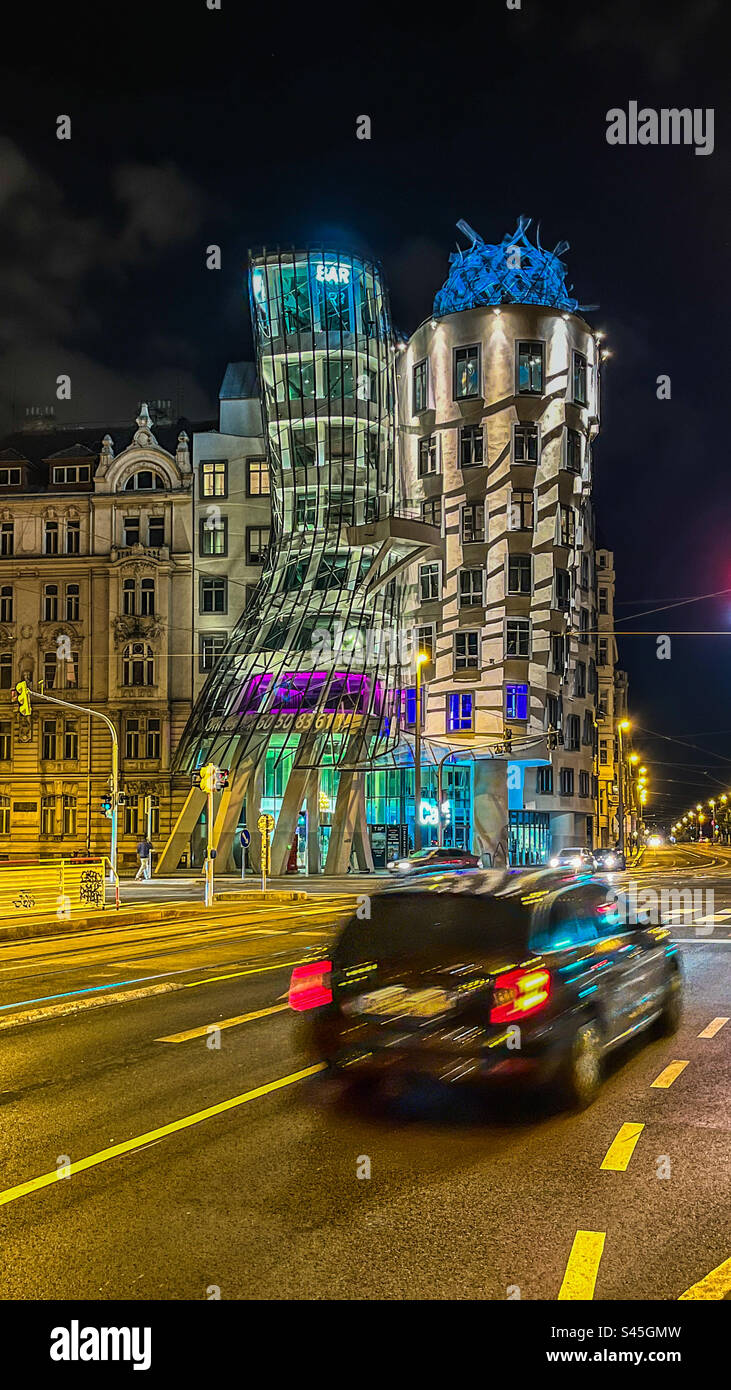 Dancing house in prague Stock Photo - Alamy