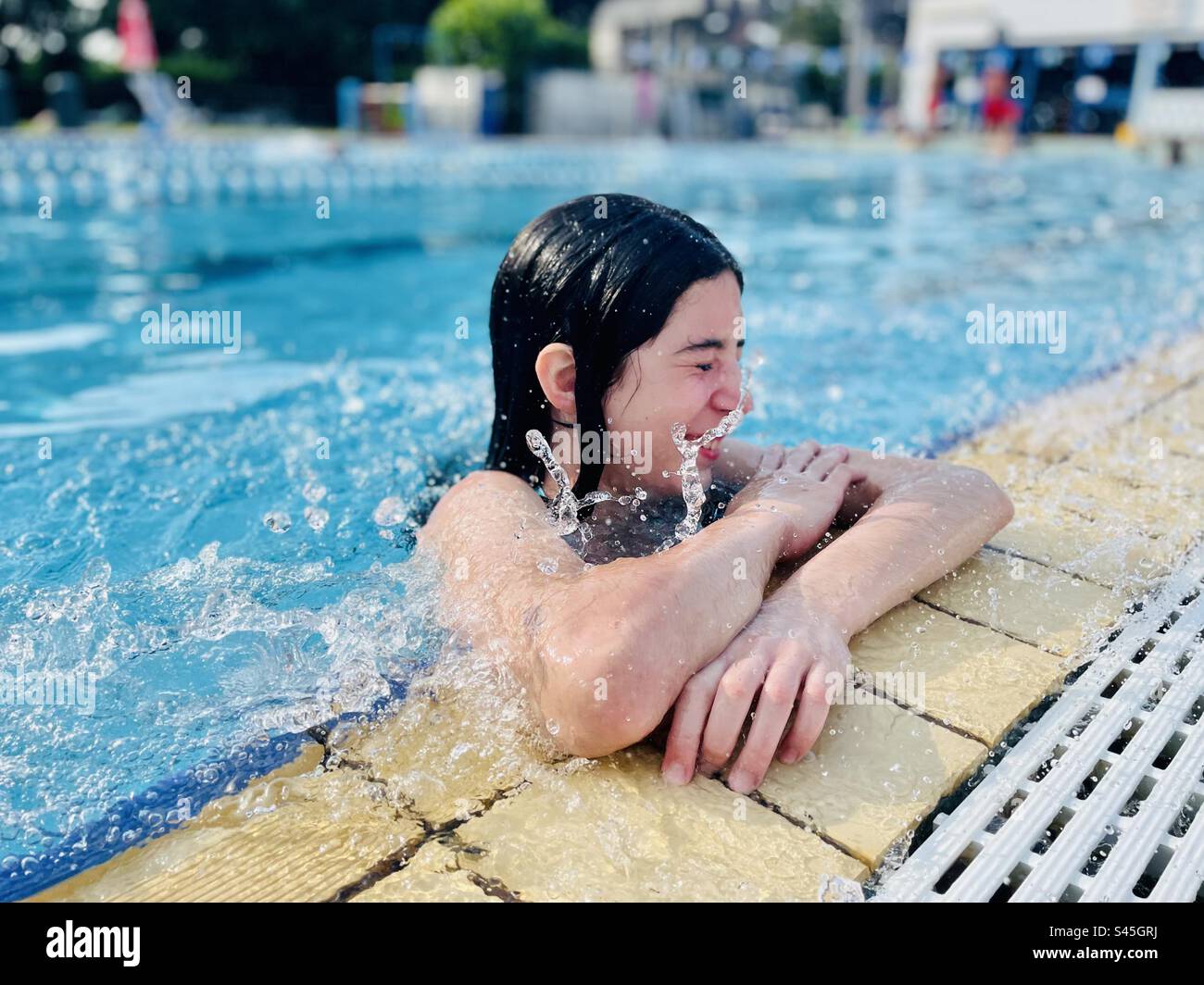 Pool water splash splashing hi-res stock photography and images - Alamy