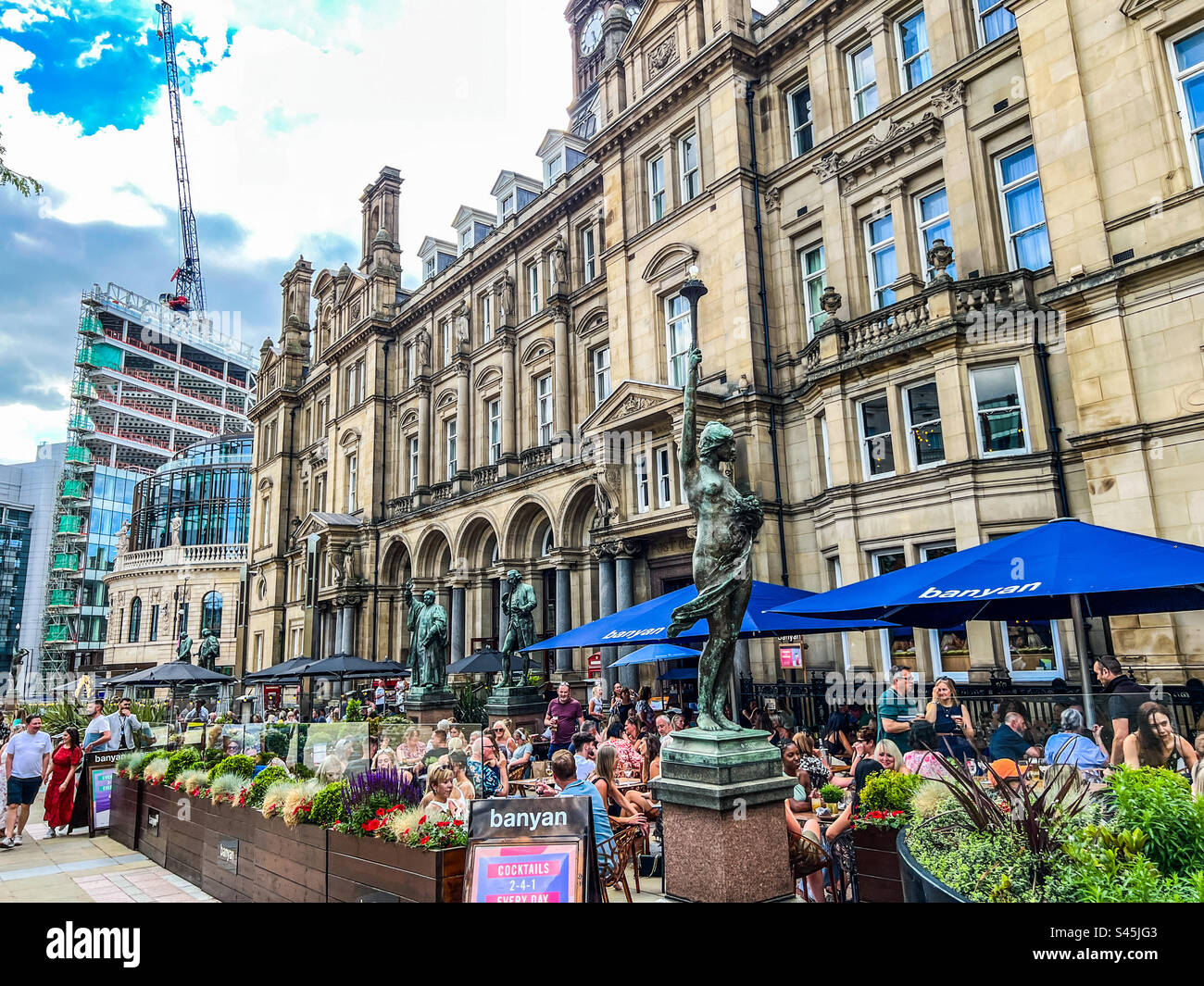 Busy bars outside hi-res stock photography and images - Alamy