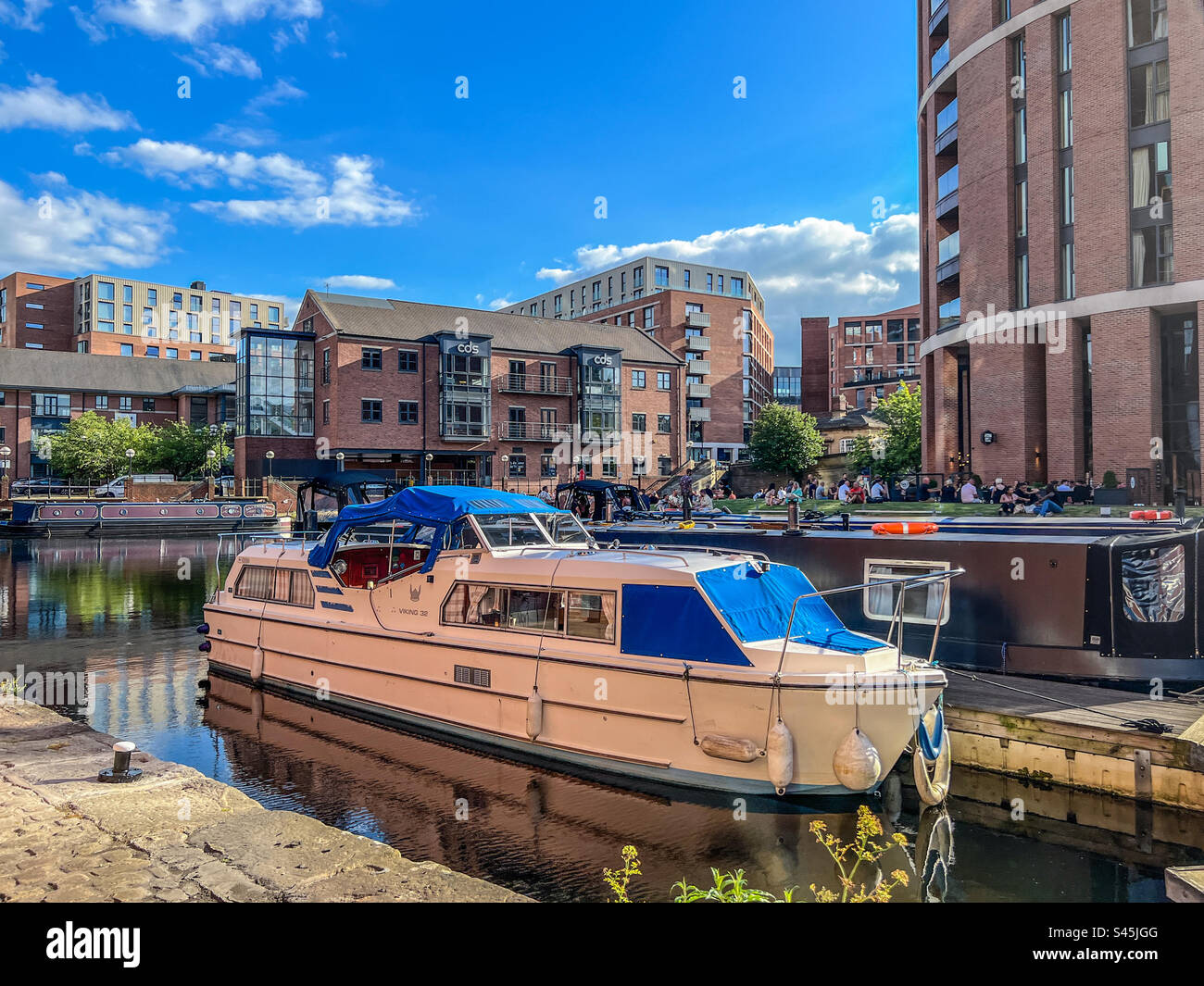 Boat moored on the Leeds Liverpool canal on Granary Wharf in Leeds City ...