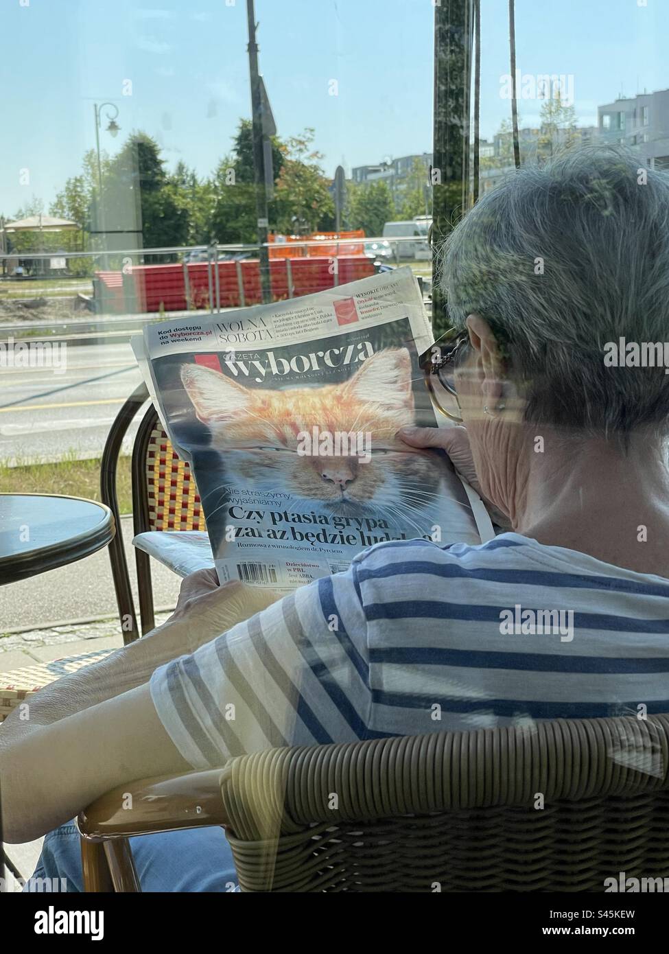 News cafe hi-res stock photography and images - Alamy