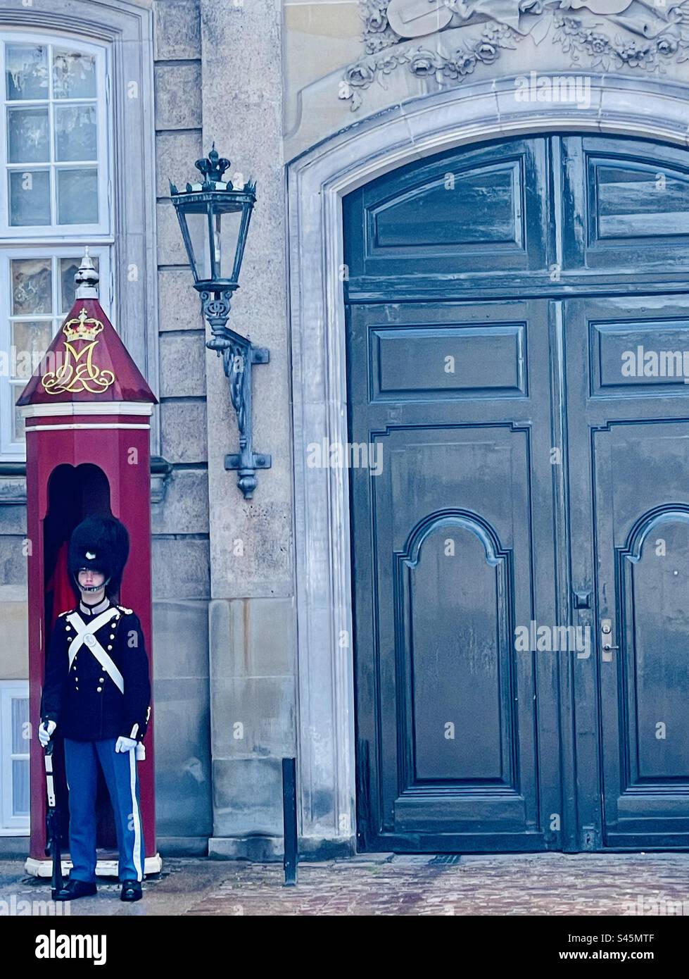 A Royal Danish guard at Amalienborg castle in Copenhagen, Denmark Stock ...