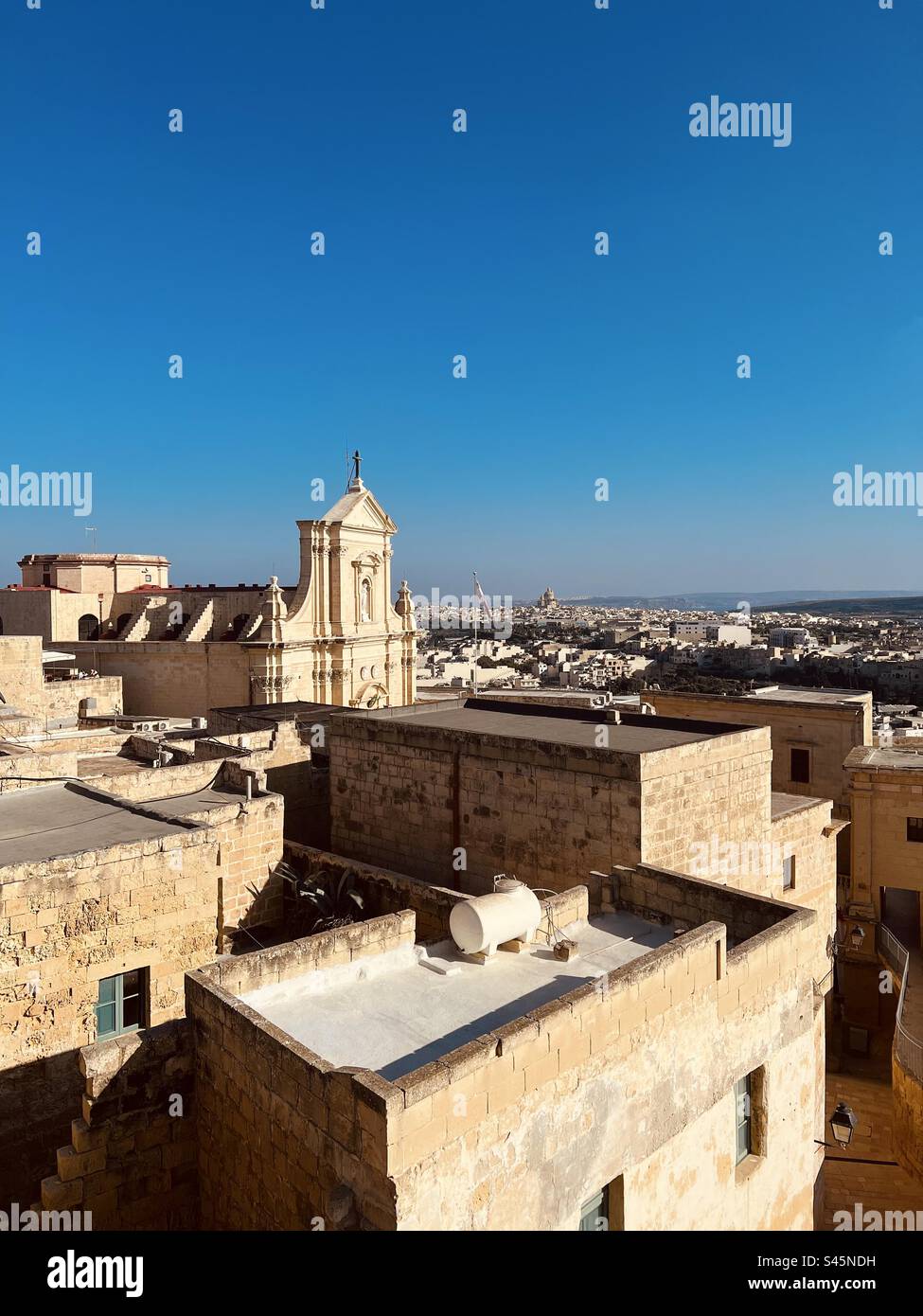 Flat roof tops hi-res stock photography and images - Alamy
