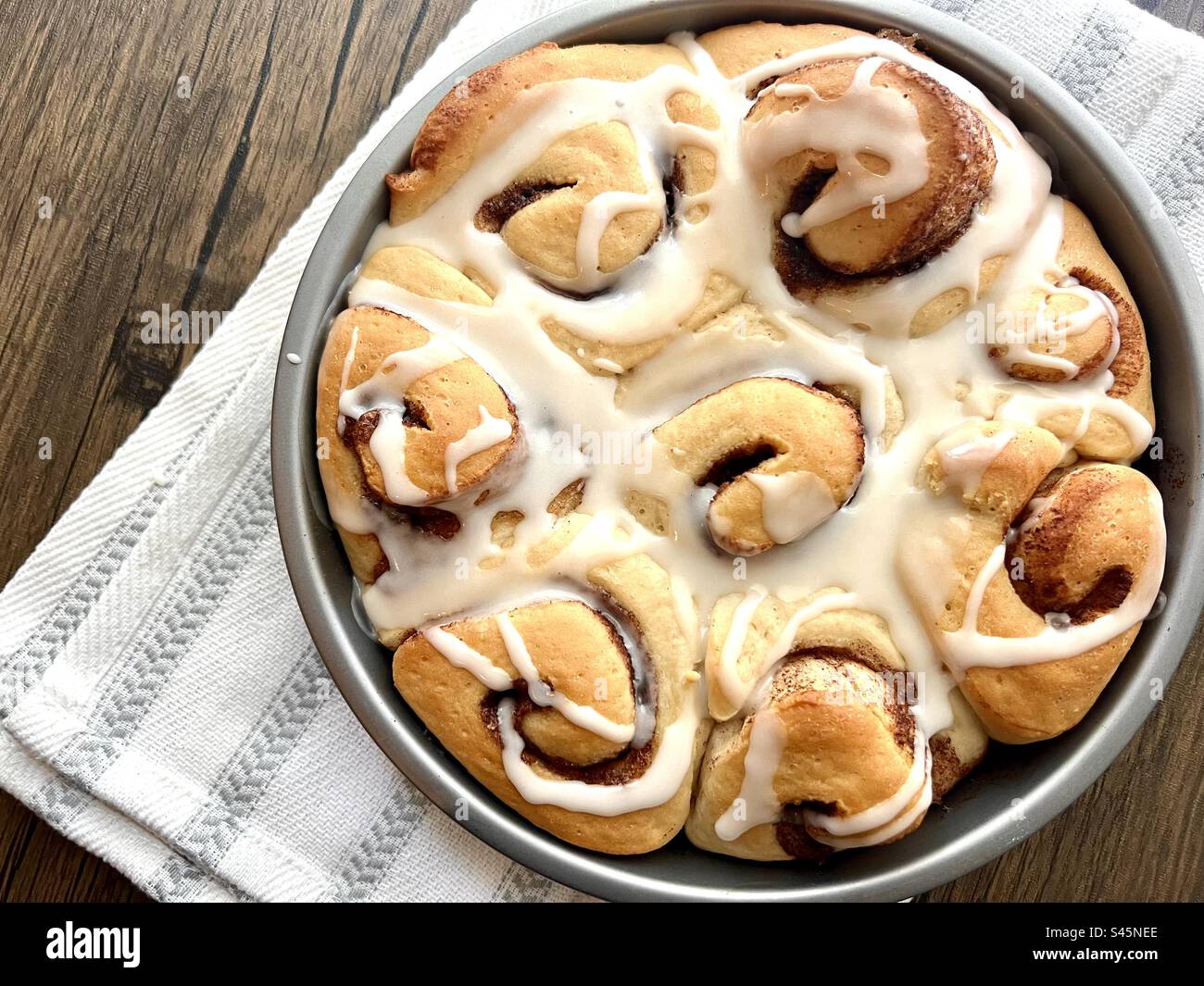 Warm cinnamon rolls icing classic hi-res stock photography and images ...