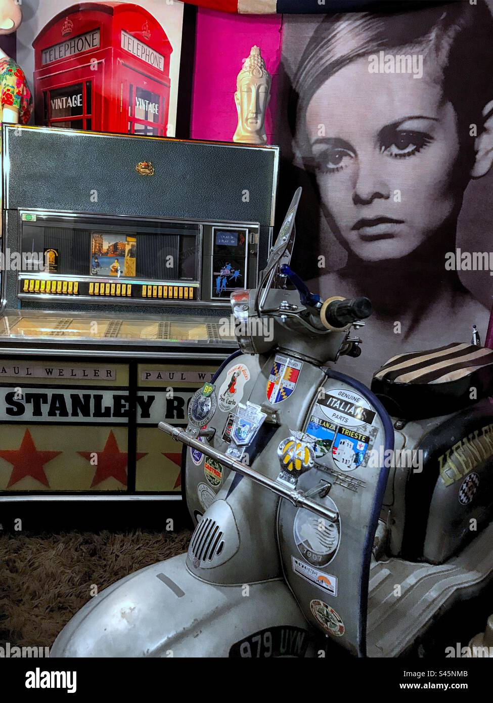 Fashion of the 1960s smartphone stock photos and images - Alamy