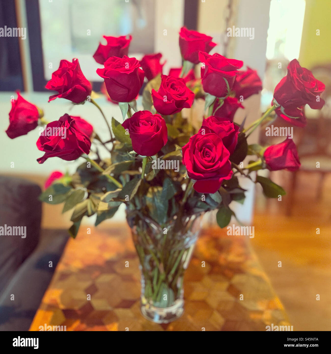 Vase red roses hi-res stock photography and images - Alamy