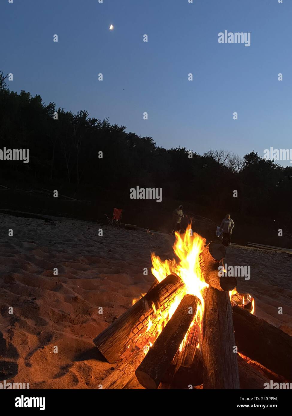 Campfire beach hi-res stock photography and images - Alamy