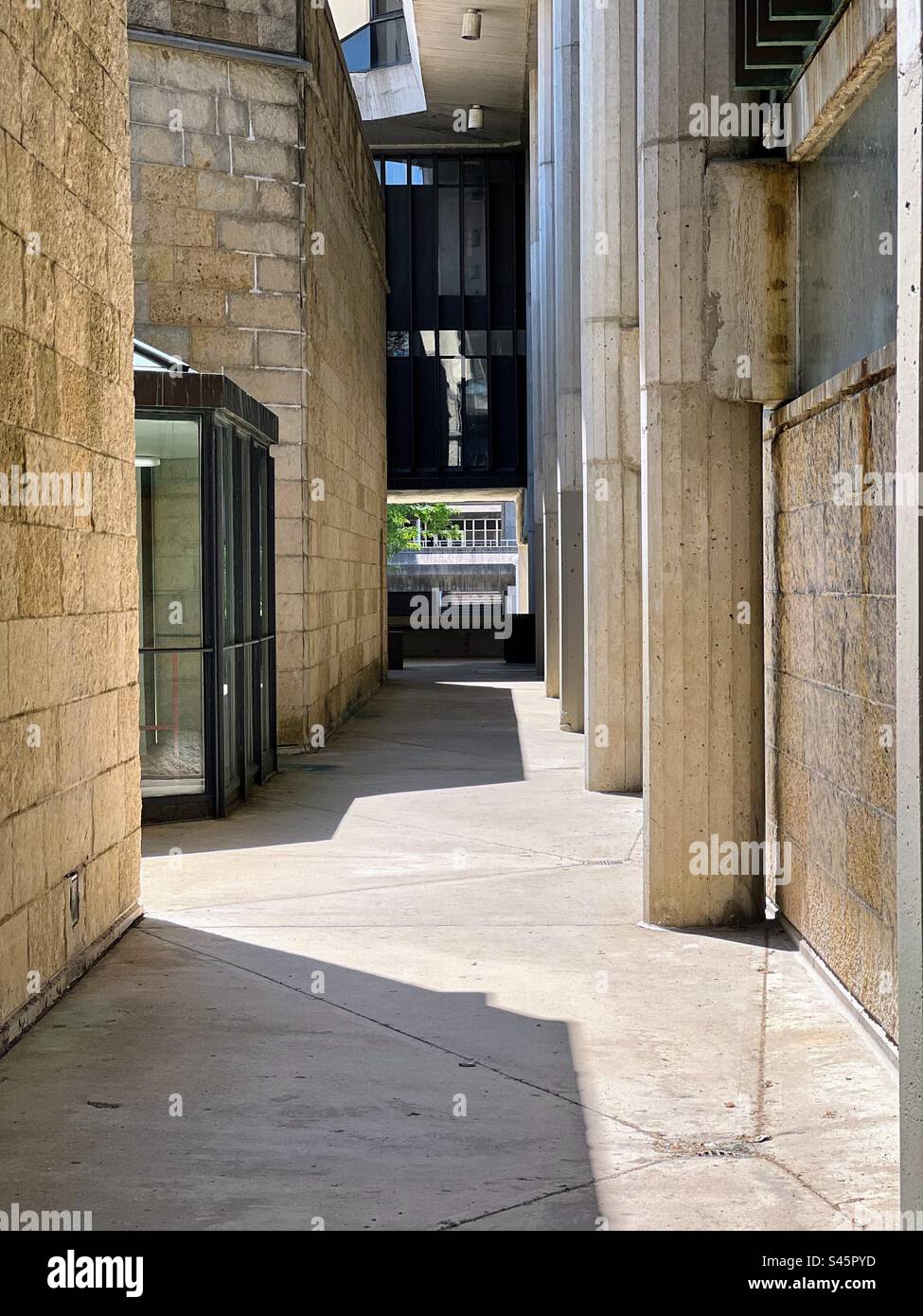 Brutalist architecture glass hi-res stock photography and images - Alamy