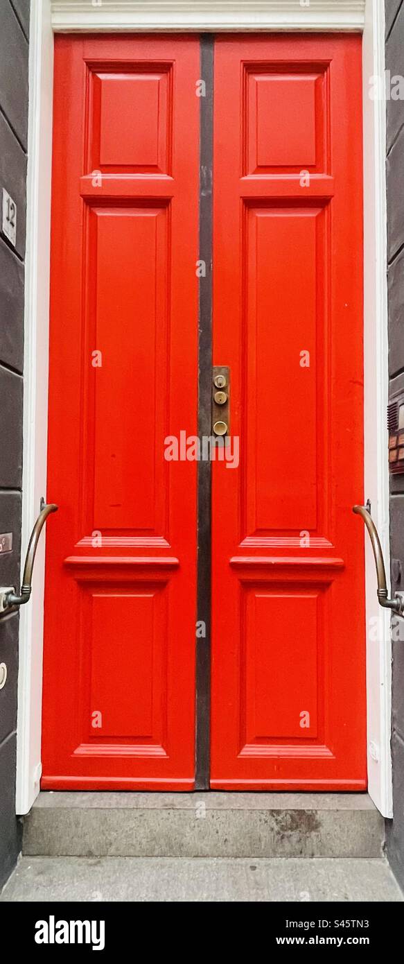 Colorful red door building hi-res stock photography and images - Alamy