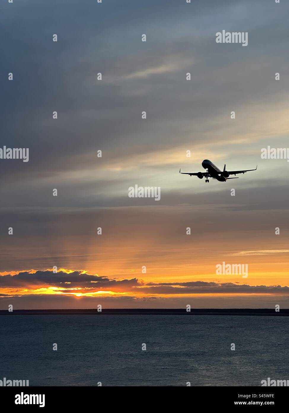 Anchorage airport runway hi-res stock photography and images - Alamy