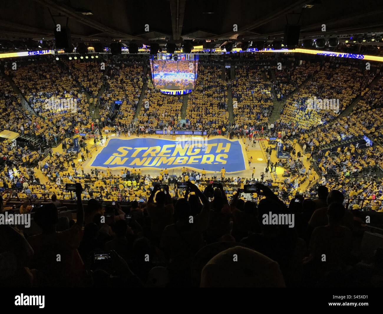 Golden state warriors court hi-res stock photography and images - Alamy
