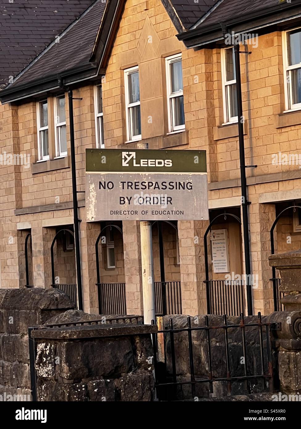 Old leeds sign hi-res stock photography and images - Alamy