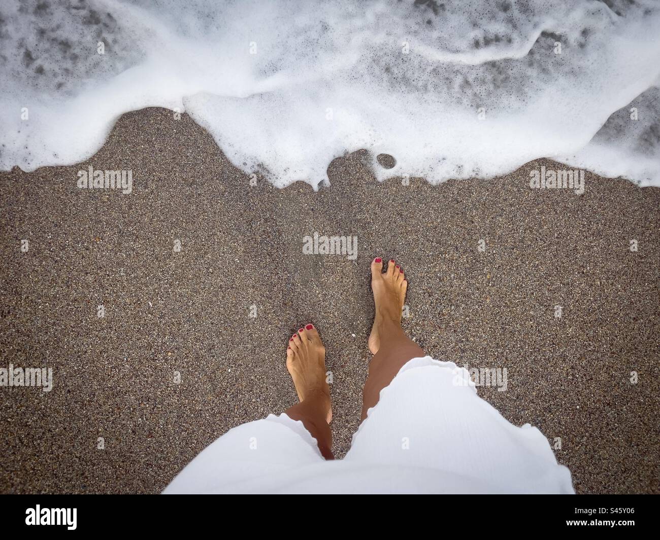 Tanned legs beach hi-res stock photography and images - Alamy