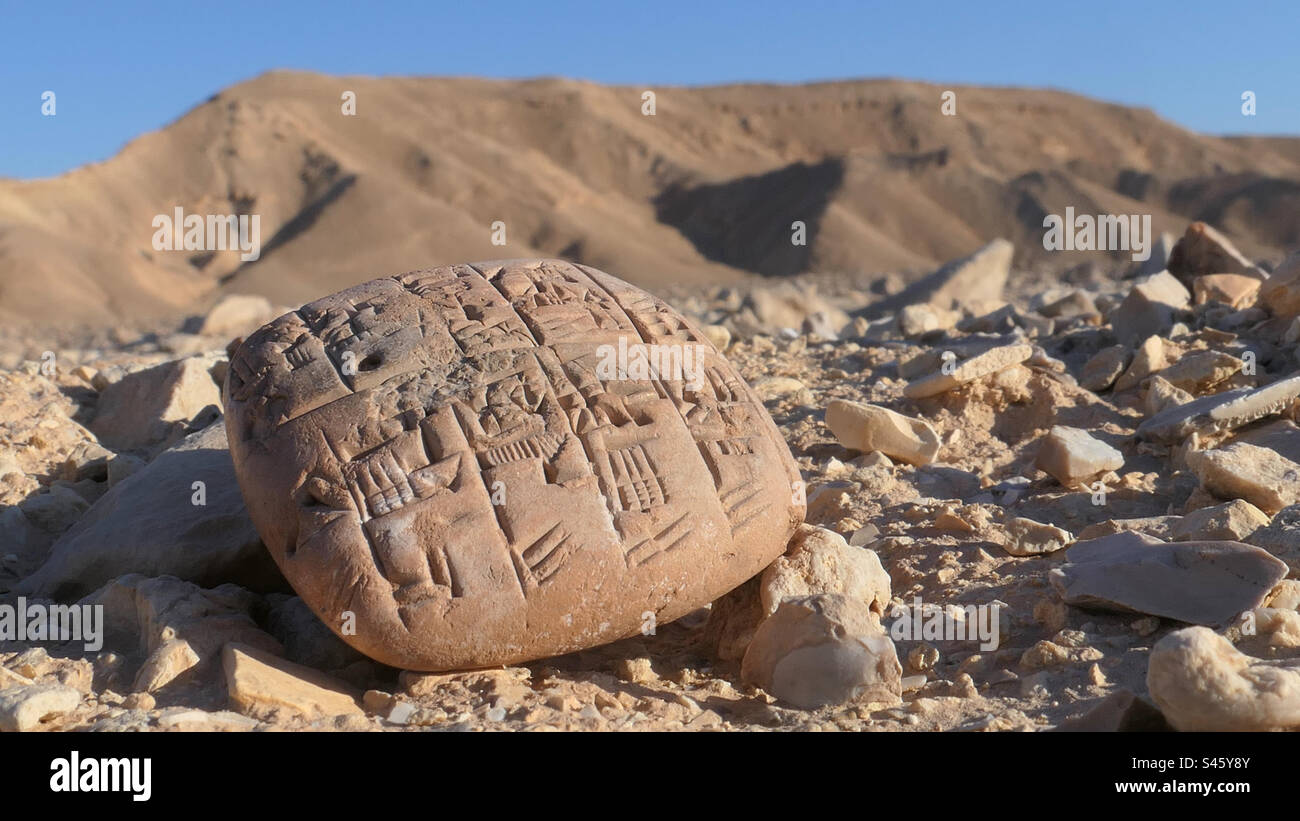Sumerian cuneiform tablet hi-res stock photography and images - Alamy