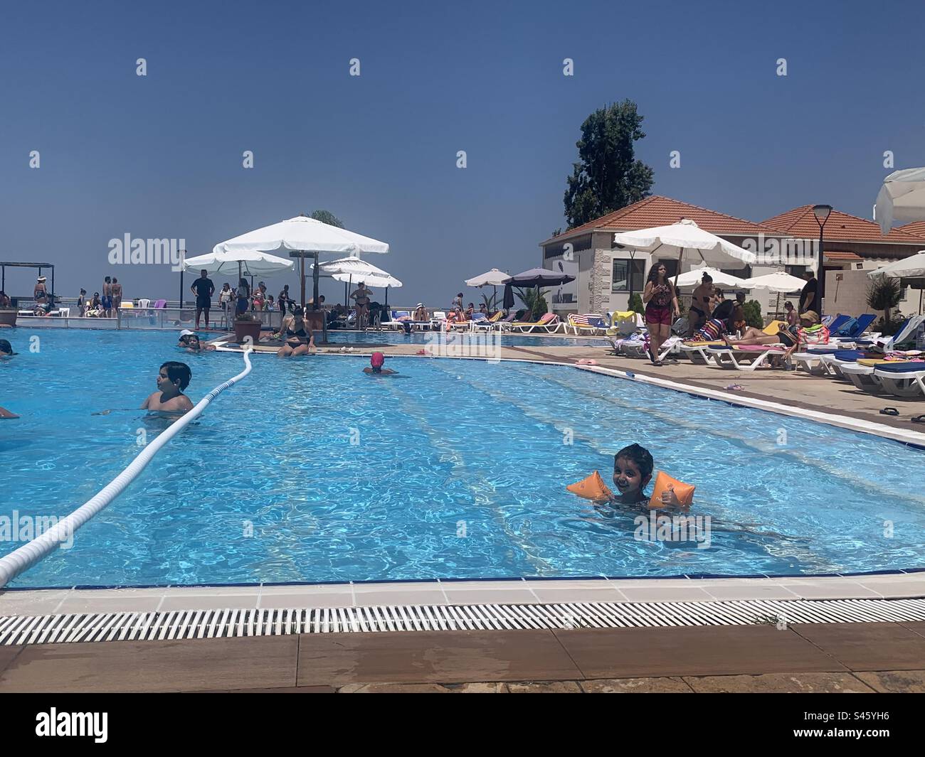 Kids at the pool hi-res stock photography and images - Alamy