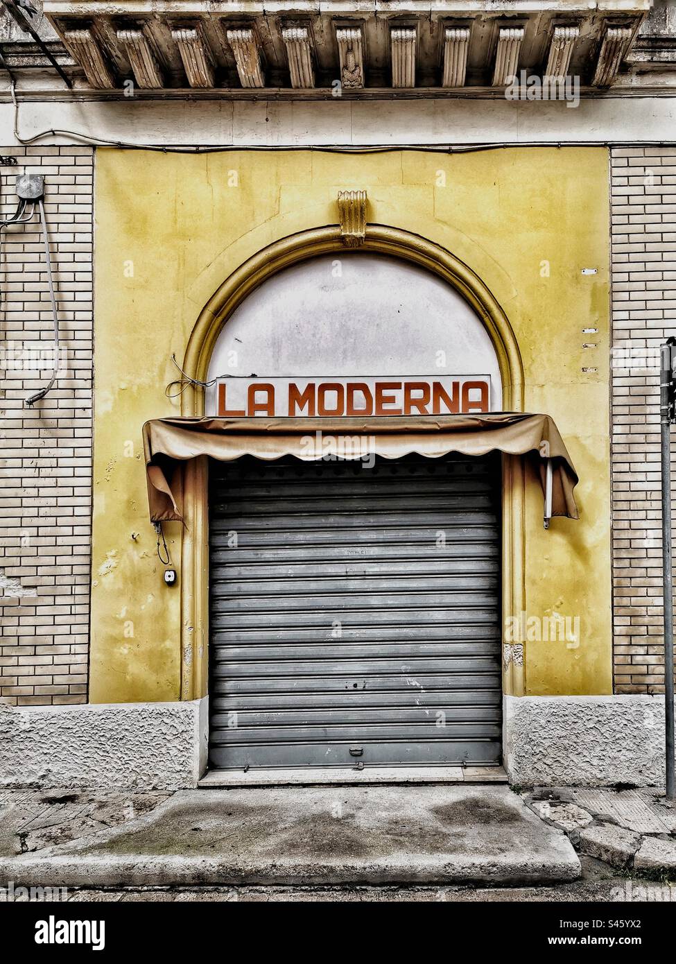 Closed old shops hi-res stock photography and images - Alamy