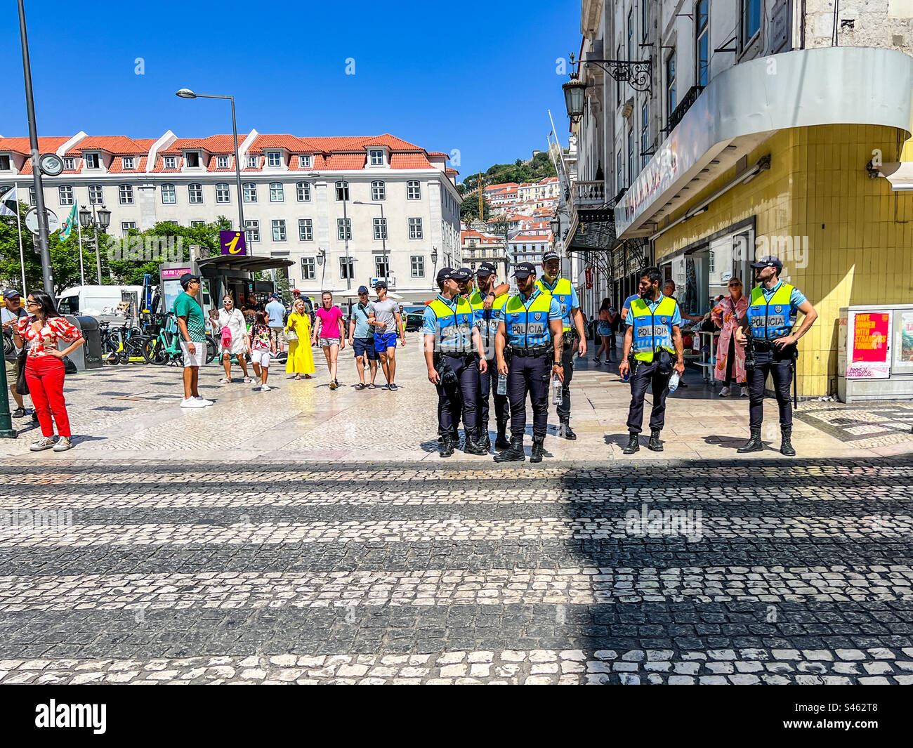 Police officers waiting hi-res stock photography and images - Alamy