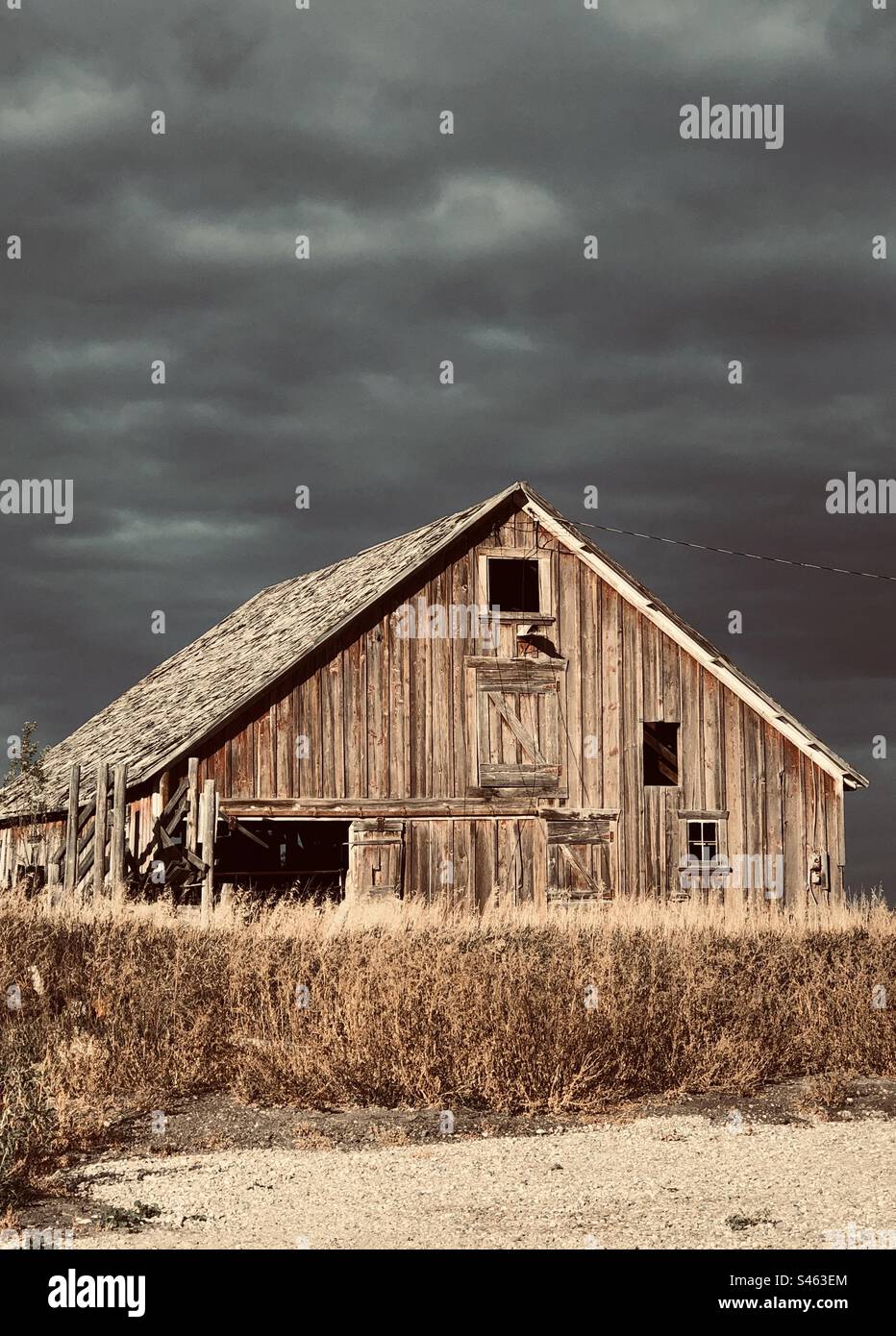 Barn barn and stormy sky hi-res stock photography and images - Alamy