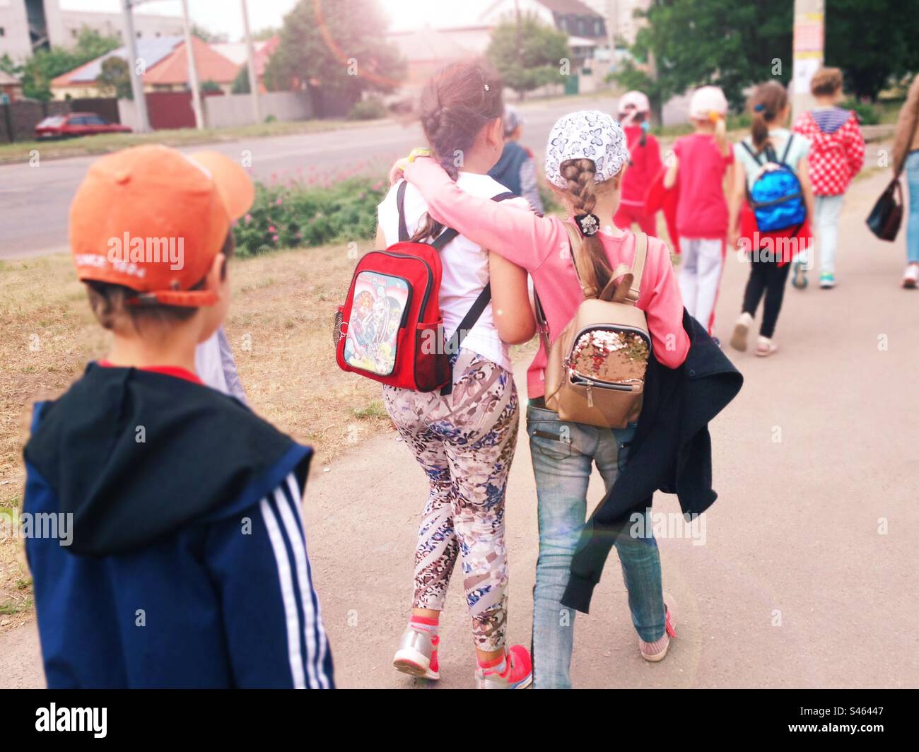 Back walking students school hi-res stock photography and images - Alamy