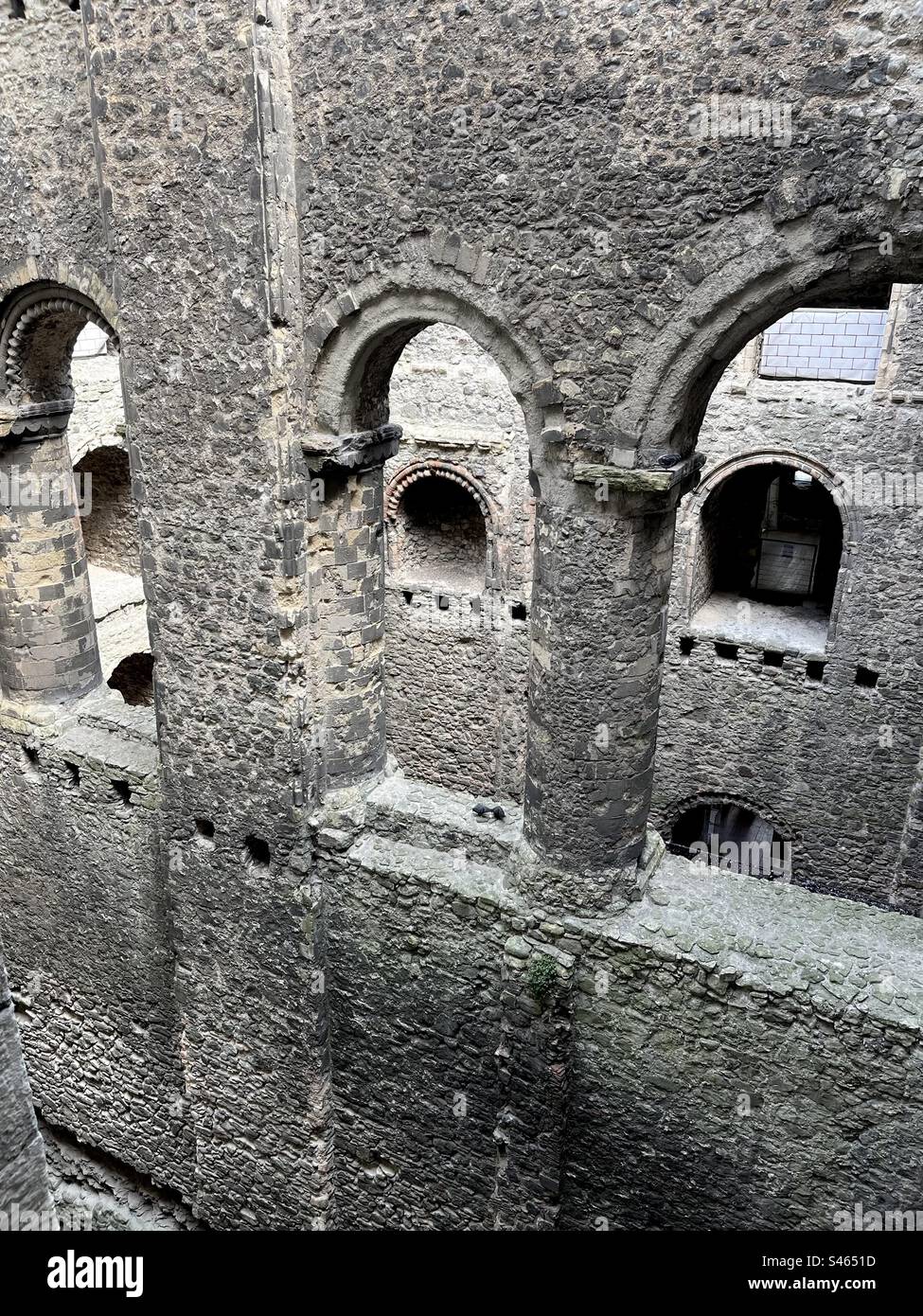 Stone arches inside the caste keep of Rochester castle Stock Photo - Alamy