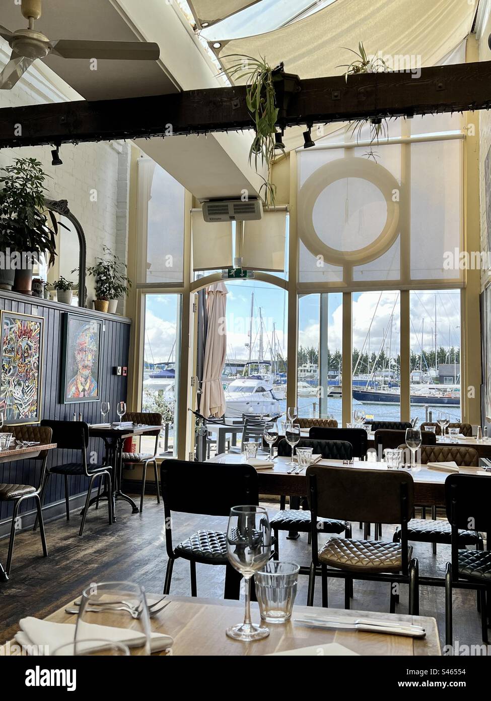 Restaurant interiors hi-res stock photography and images - Alamy