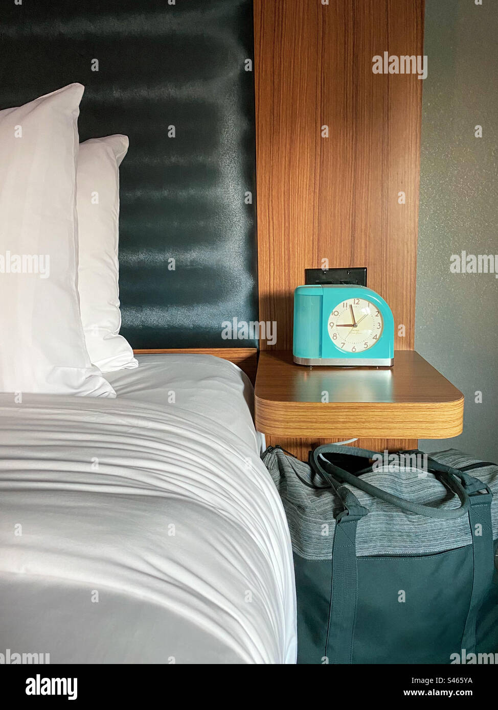 Smartphone clock smartphone stock photos and images - Alamy