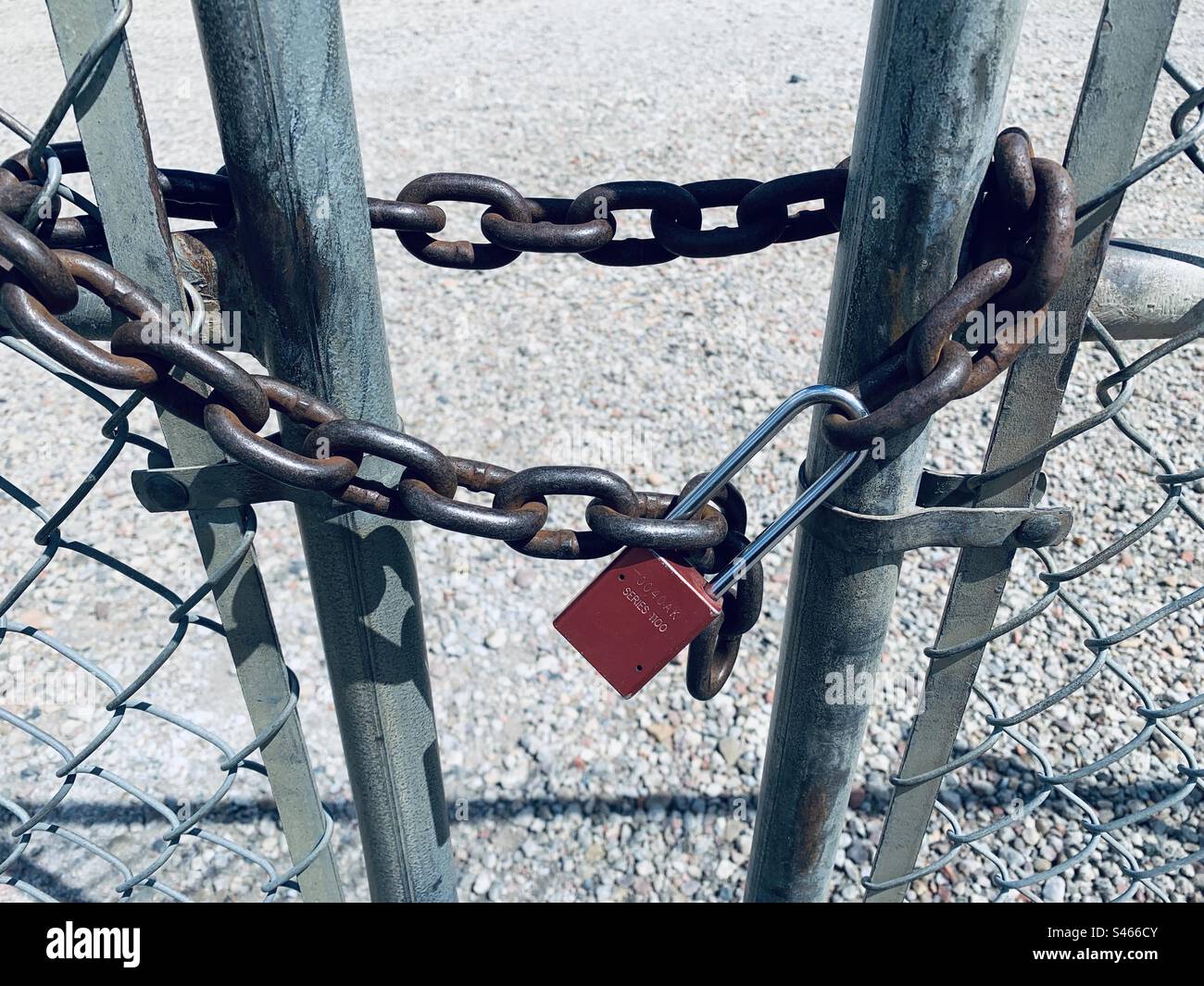 Red metal gate hi-res stock photography and images - Alamy
