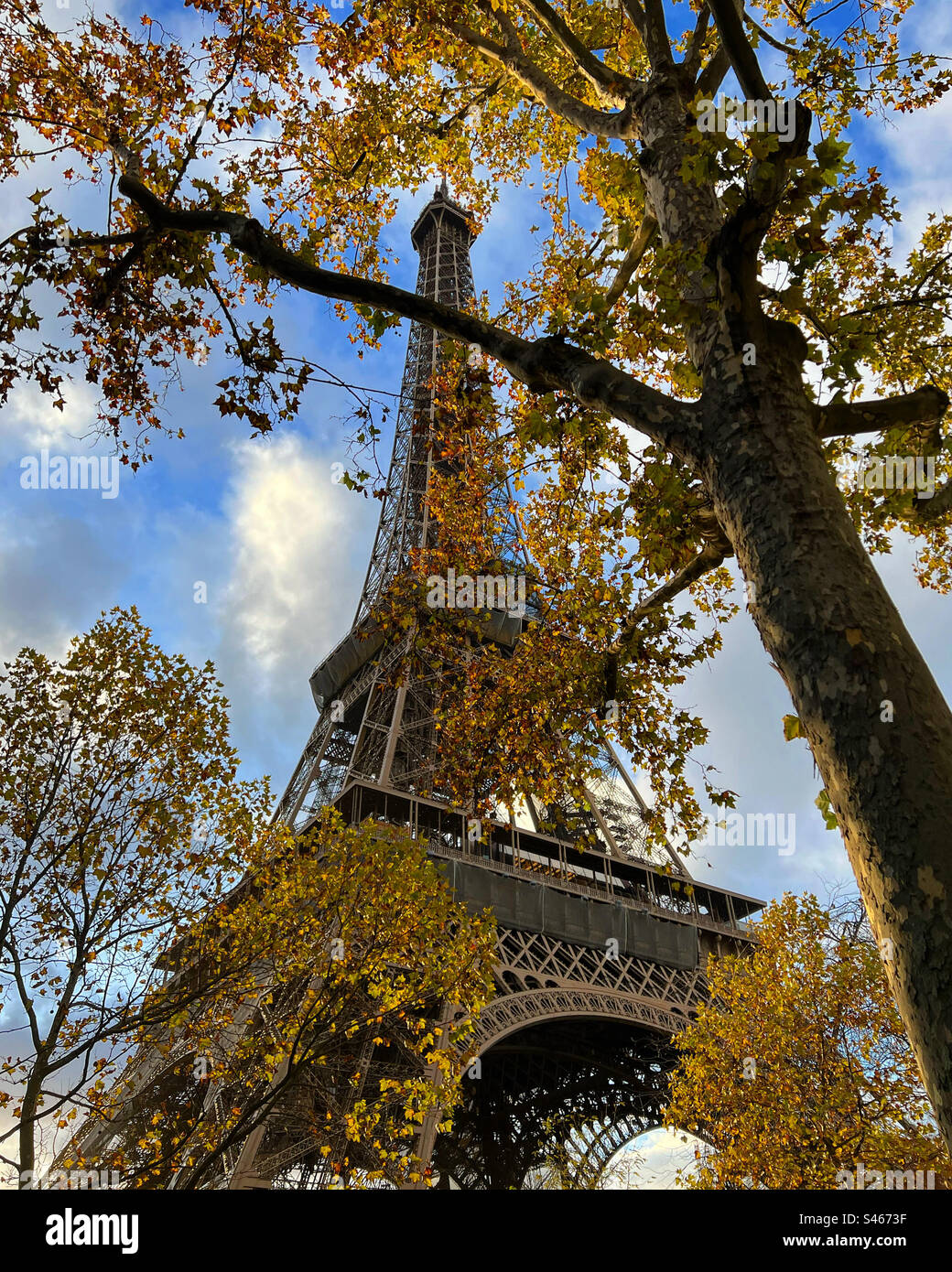 Eiffel tower golden hour hi-res stock photography and images - Alamy