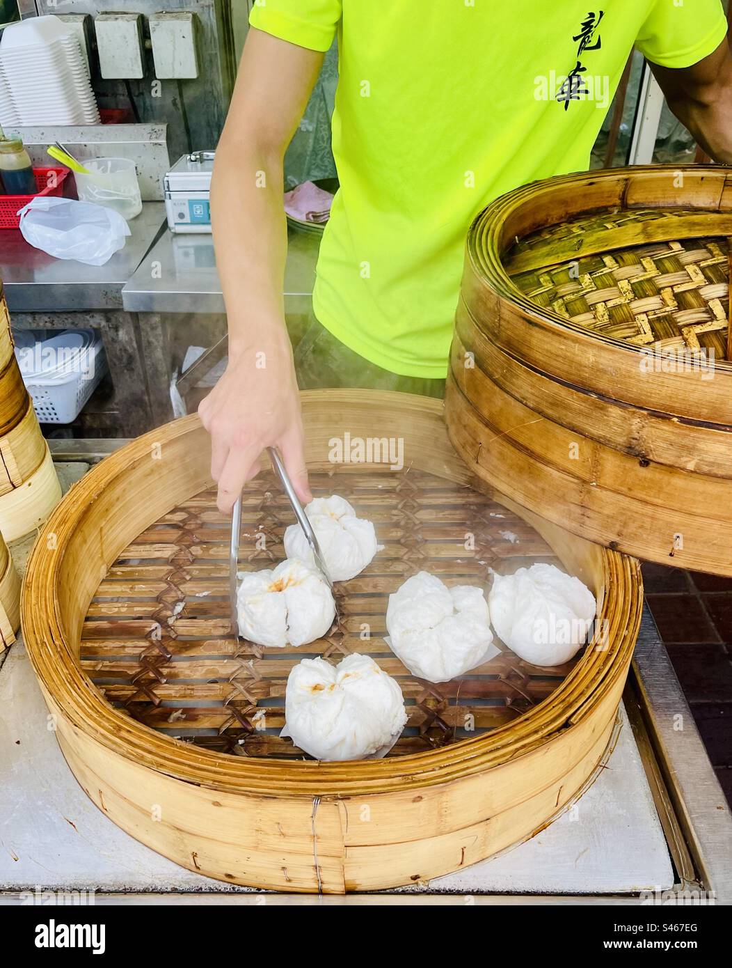 Chinese bamboo steaming basket with dumplings Stock Photo - Alamy