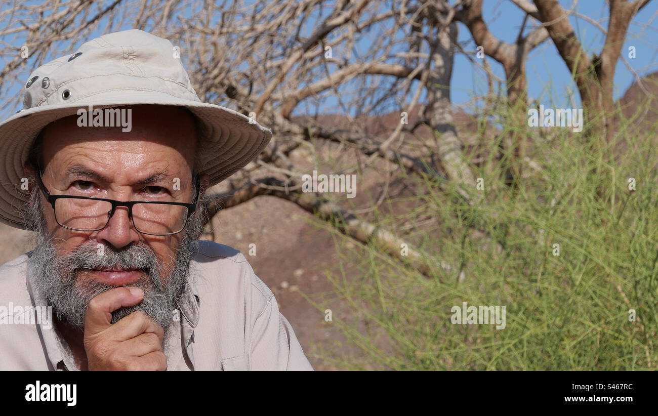 Man in the desert hi-res stock photography and images - Alamy