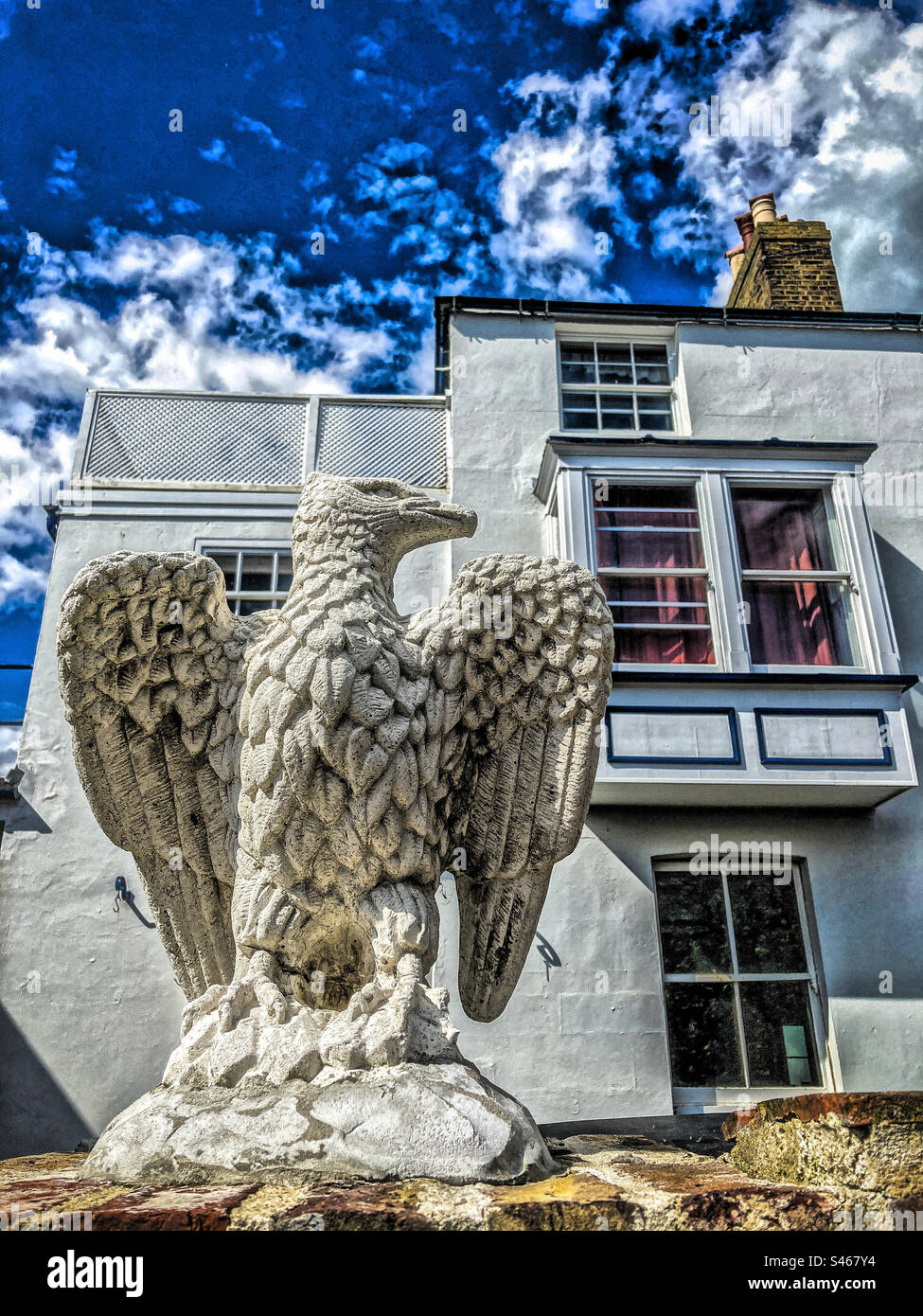 Eagle statue hi-res stock photography and images - Alamy