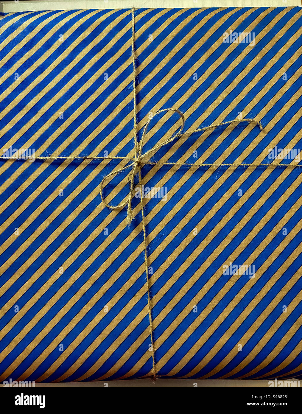 String to wrap hi-res stock photography and images - Alamy