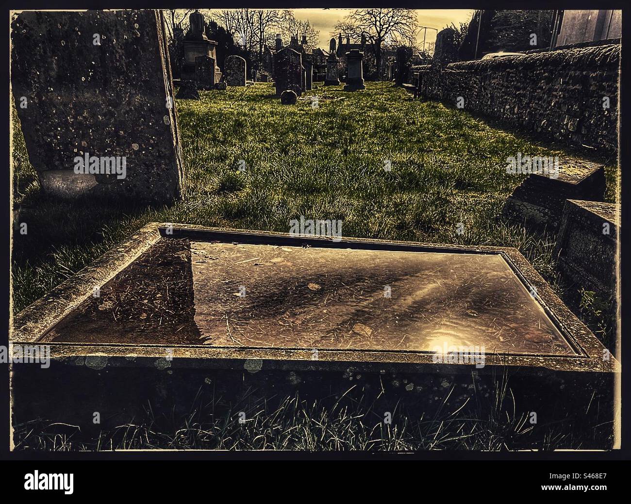 Graveyard sunshine hi-res stock photography and images - Alamy