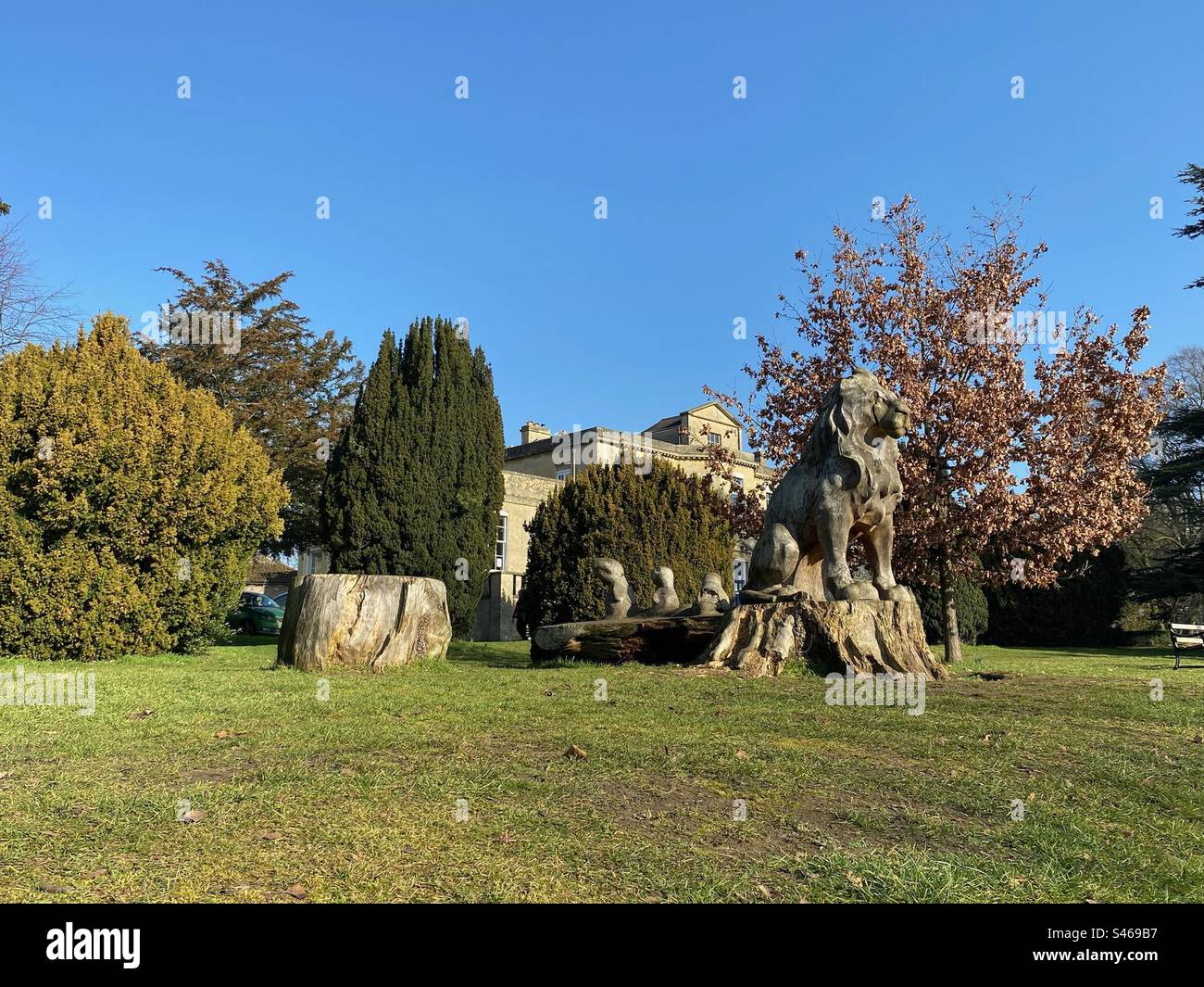 Bury Knowle Park, Headington, Oxford, Lion sculpture Stock Photo - Alamy