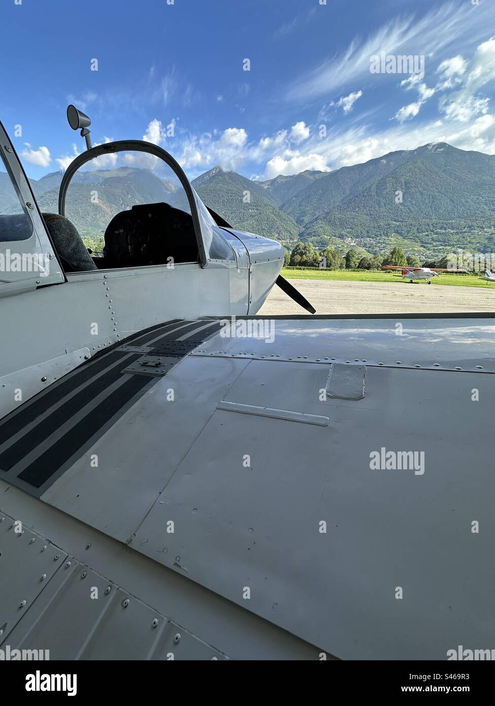 Airplane and mountains hi-res stock photography and images - Alamy