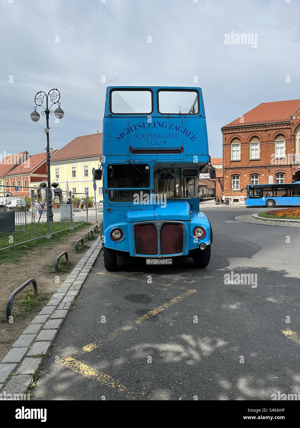 Blue double decker bus hi-res stock photography and images - Alamy