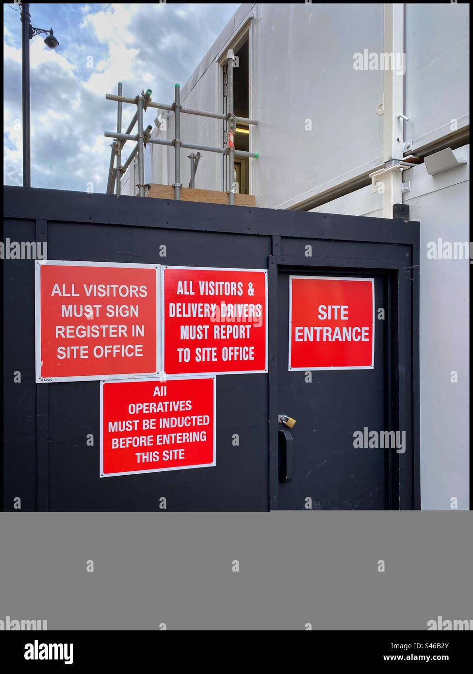 Visitors report to site office sign hi-res stock photography and images ...