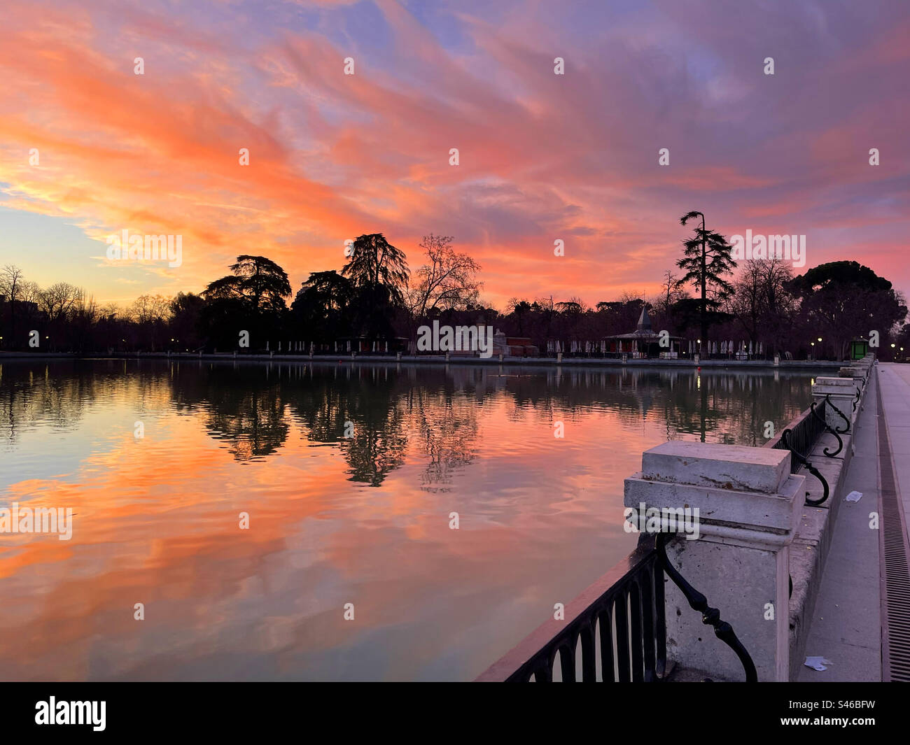 Paisaje reflejado hi-res stock photography and images - Alamy