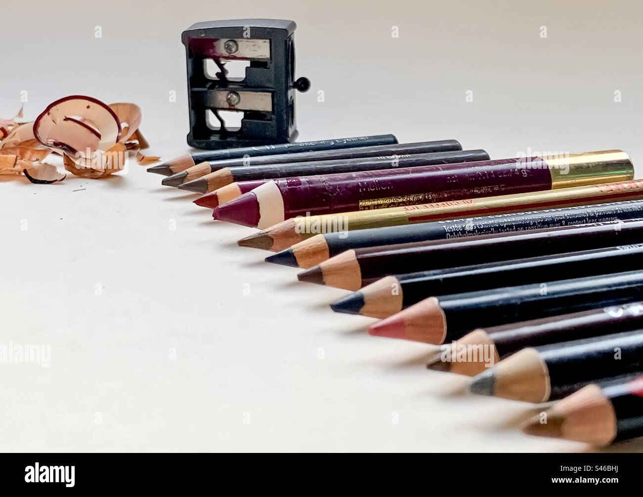 Assorted colour pencils hi-res stock photography and images - Alamy