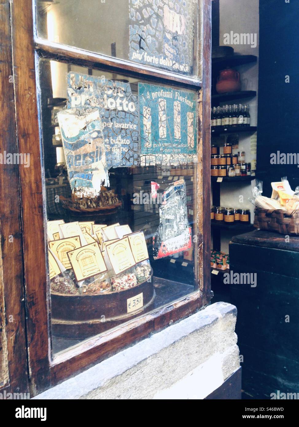 Shop in italy hi-res stock photography and images - Alamy
