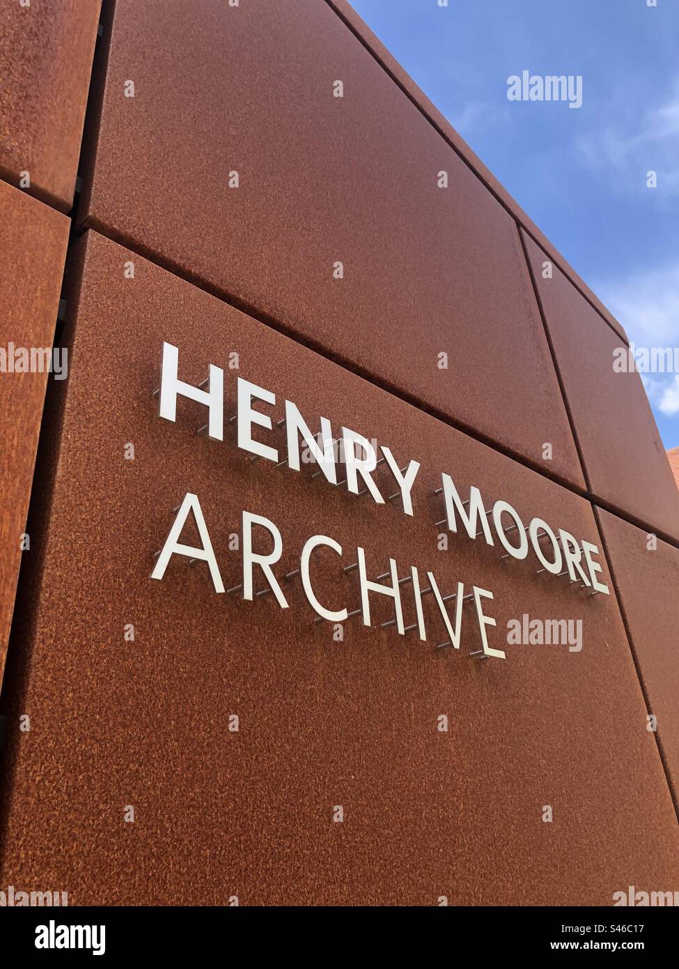 Henry moore sculpture park hi-res stock photography and images - Alamy