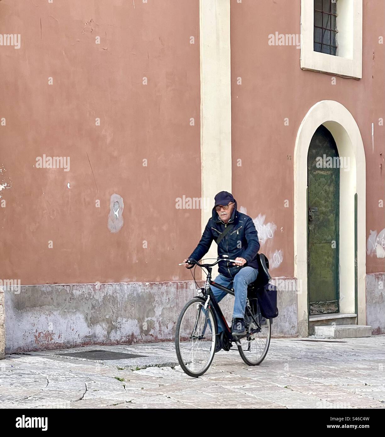 Elderly man riding bicycle hi-res stock photography and images - Alamy