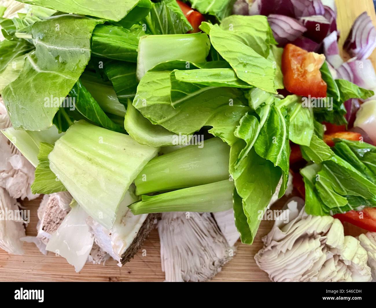 Freshly chopped vegetables and fungi ready for stir fry Stock Photo - Alamy